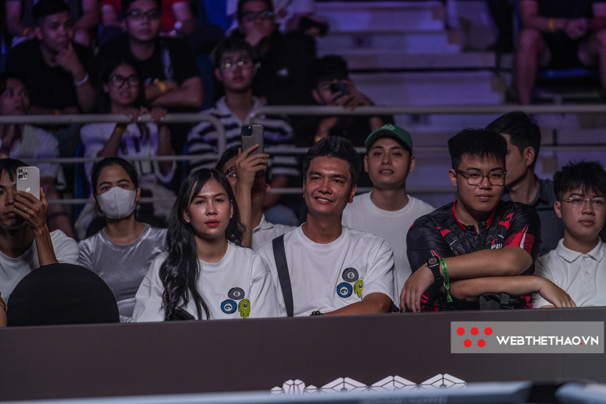 Huyền thoại Efren Reyes "cười như được mùa" khi giao lưu cùng Đỗ Khải